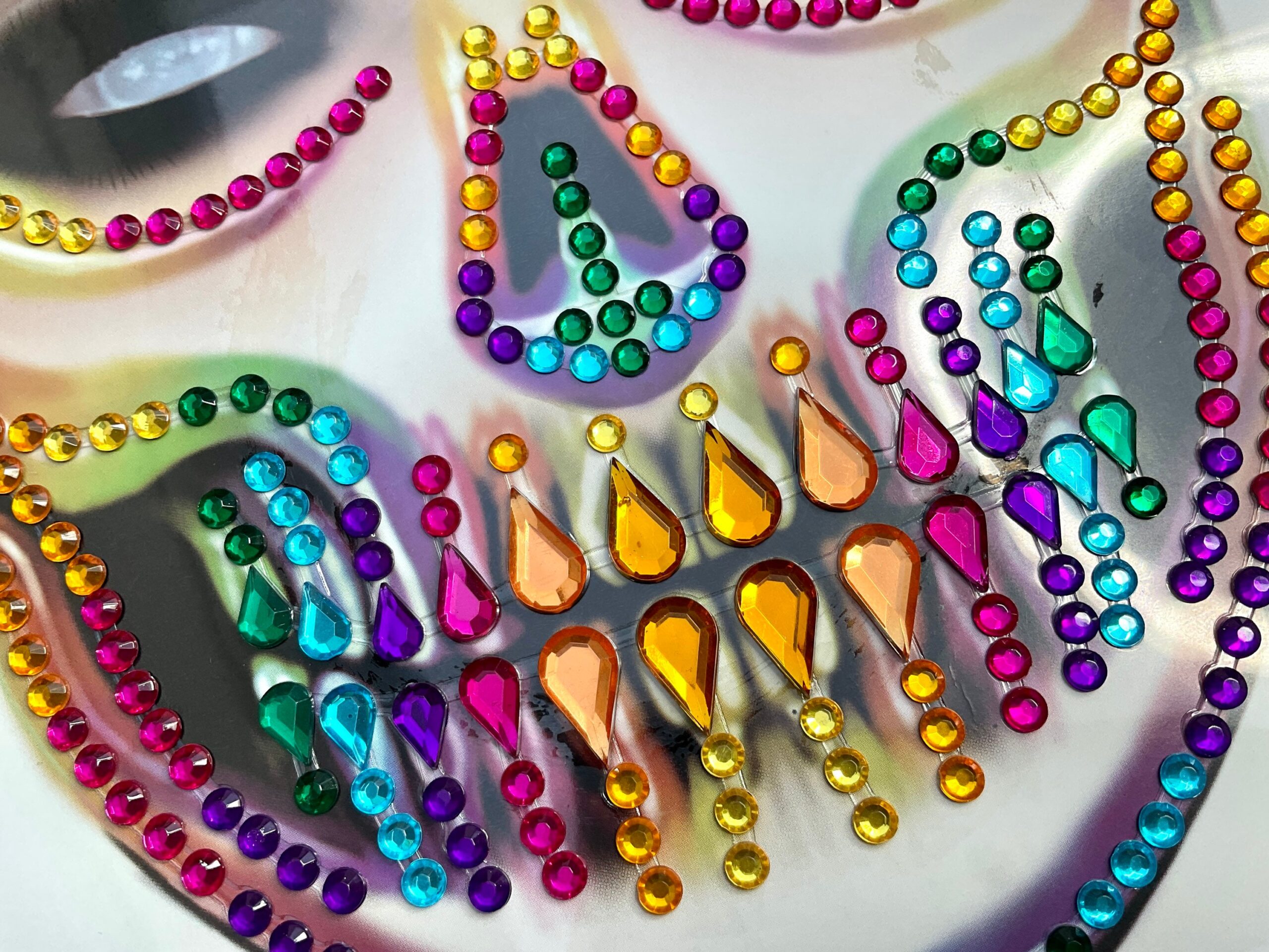 Face Jewels in Multi Coloured Skull - Diamond Pearl